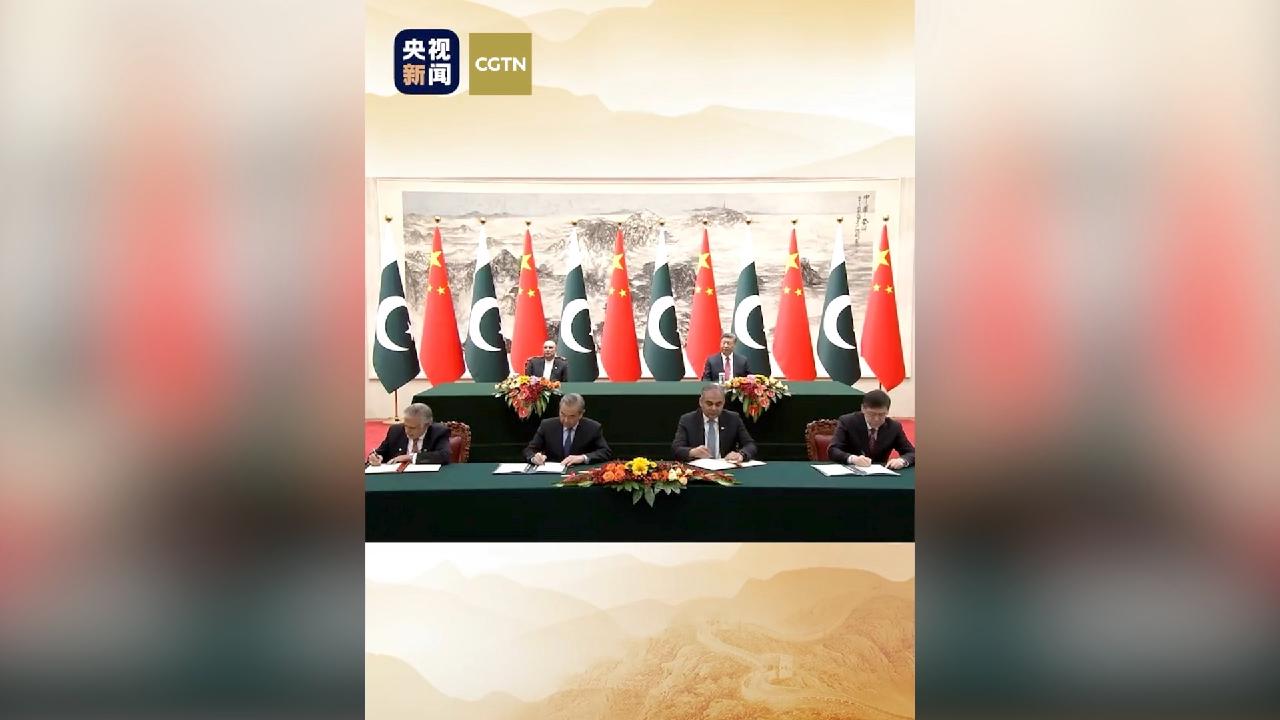 Chinese, Pakistani presidents attend signing ceremony in Beijing - CGTN