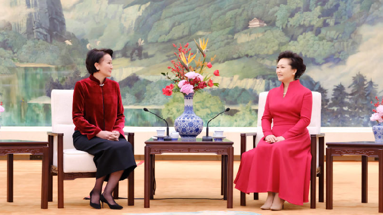 Peng Liyuan chats over tea with wife of Kyrgyz president - CGTN
