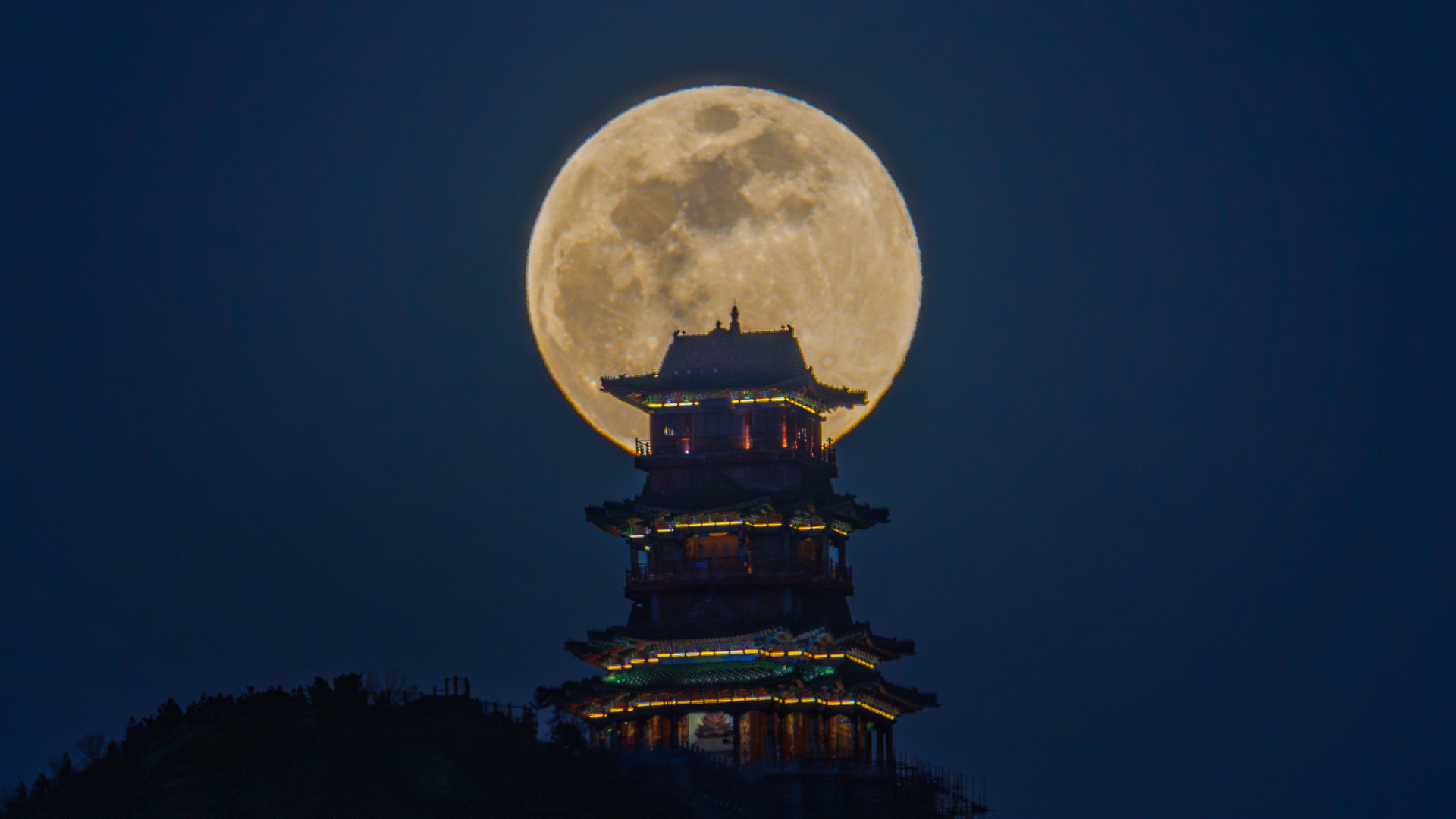 Full moon shines at Dingdu Pavilion in Beijing during Lantern Festival ...
