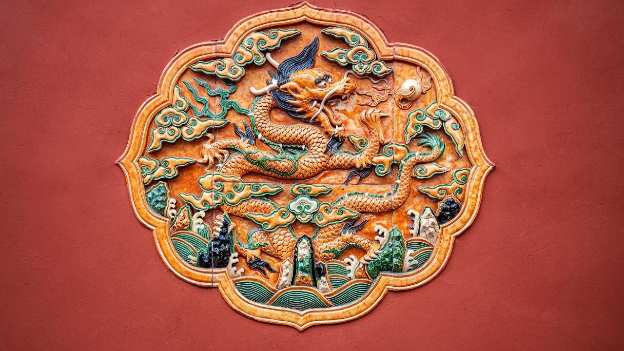 Architectural painting master draws dragon for Dragon Head-raising Day ...