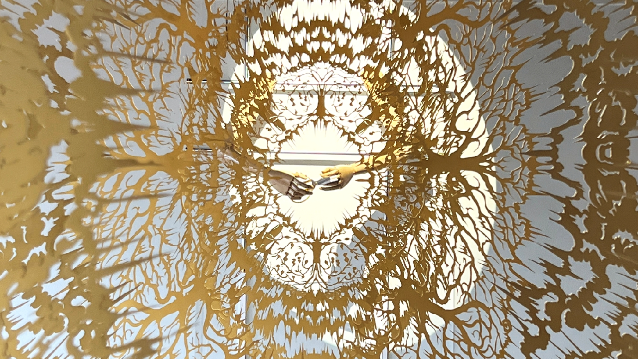 Wooden robotic arm 'cuts' out a massive art project - CGTN