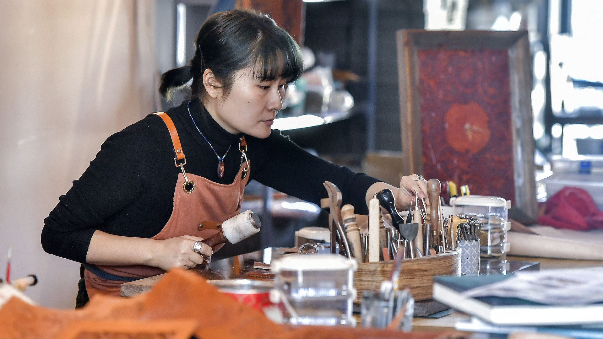 Urumqi artisan devotes years to leather carving - CGTN