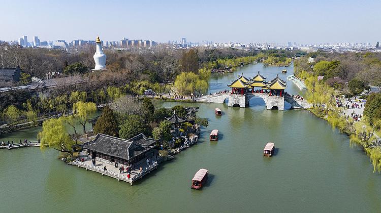 Yangzhou's Slender West Lake sparkles in spring - CGTN