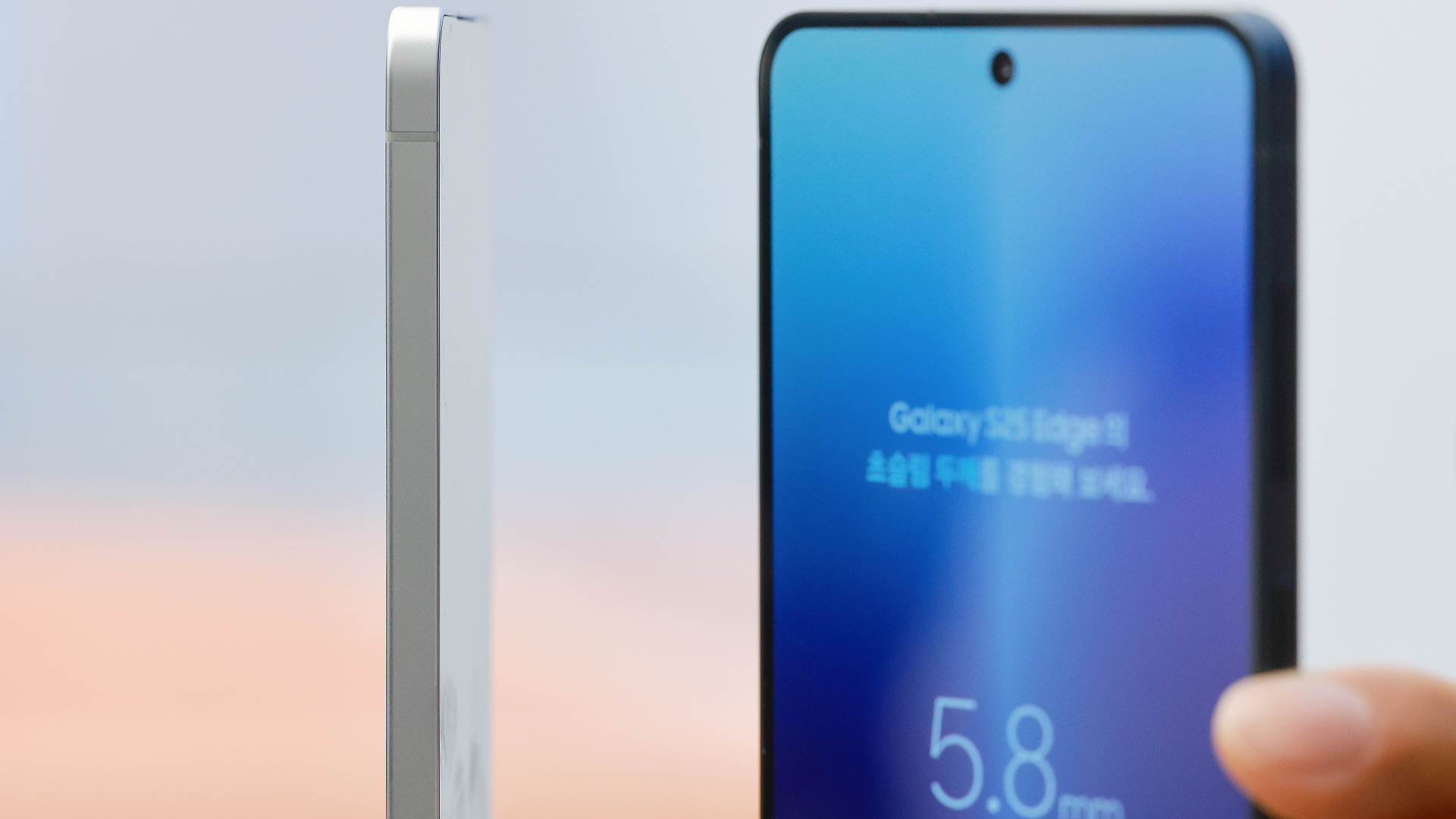 Samsung launches slimmest smartphone as races against rival Apple - CGTN