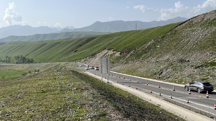 Experience four seasons in a day along Xinjiang's Duku Highway - CGTN