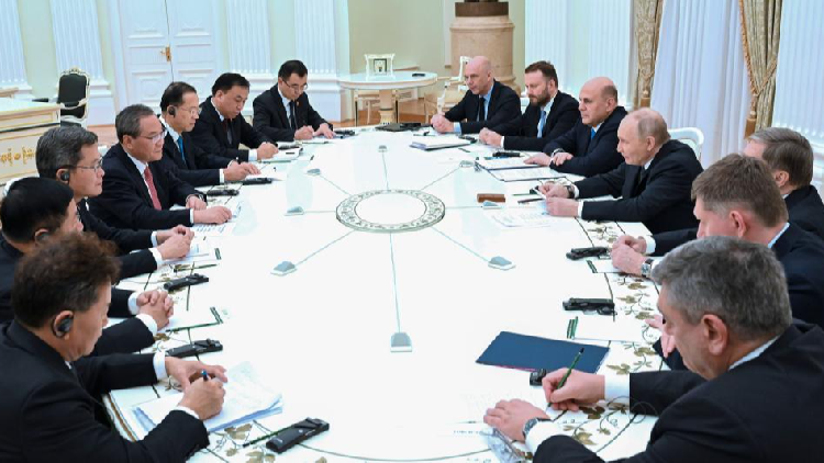 Chinese premier, Russian president agree to strengthen cooperation - CGTN