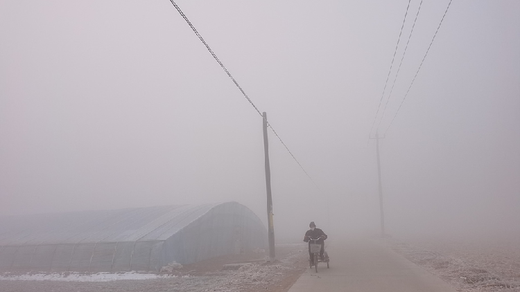 China issues yellow alert for heavy fog - CGTN