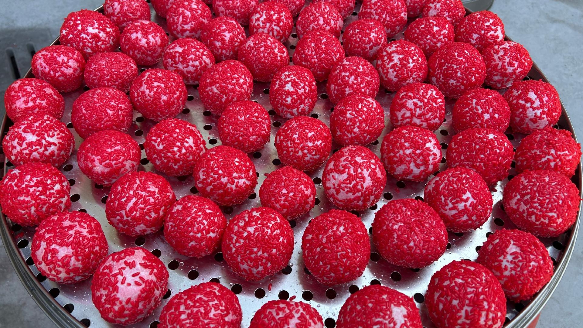 Guizhou villagers make red rice cakes for Chinese New Year - CGTN