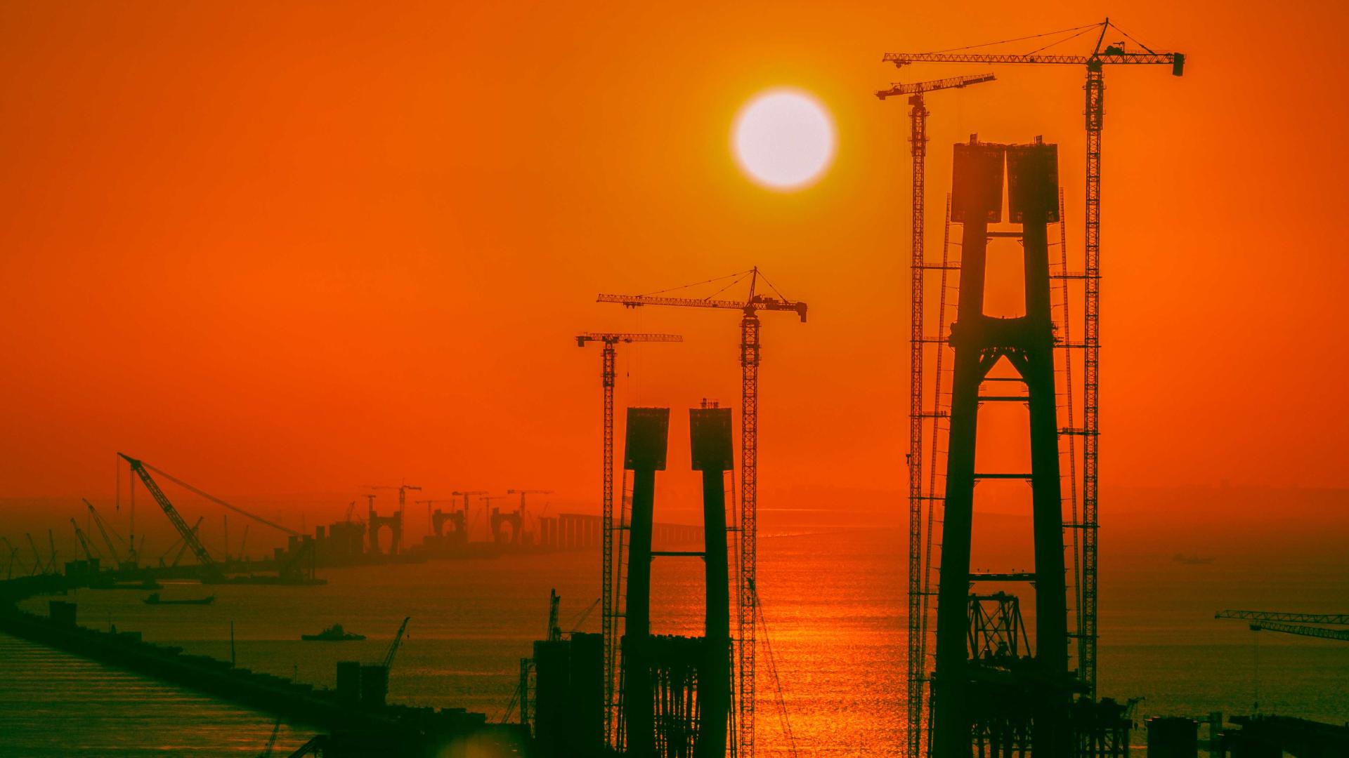 Building a railway bridge in one of the world's most turbulent bays - CGTN