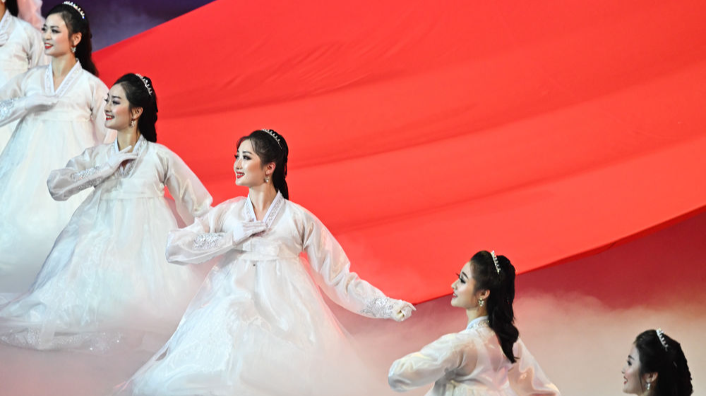 Xi Jinping and his wife watch an artistic performance in Pyongyang - CGTN