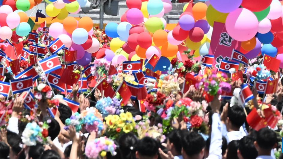 Flowers and cheers greet Xi Jinping in Pyongyang - CGTN