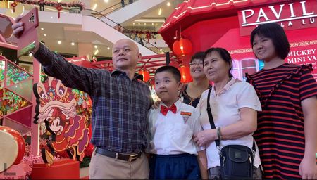 Chinese expats in critical jobs spend Spring Festival in Malaysia - CGTN