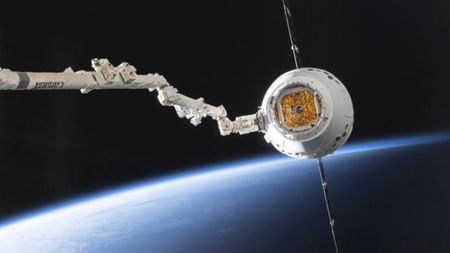 SpaceX delivers 'mighty mice,' worms, robot to space station - CGTN