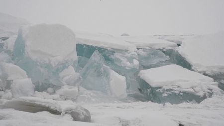 Giant ice wall appears on China-Russia border lake - CGTN