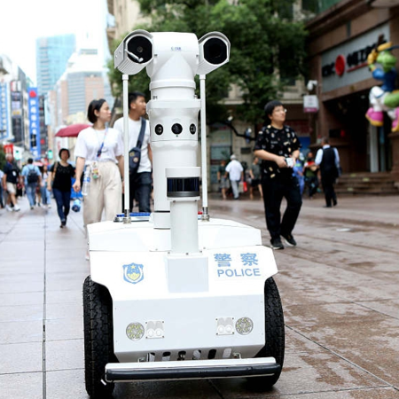 Shanghai's first robot police officer patrols the streets - CGTN