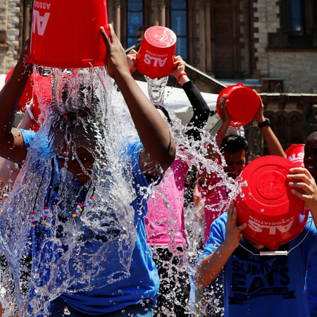 Crowd celebrates fifth anniversary of Ice Bucket Challenge - CGTN