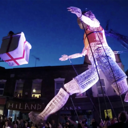 Giant puppet amazes East Londoners - CGTN