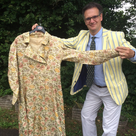 A floral dressing gown worn by British royal family at auction - CGTN