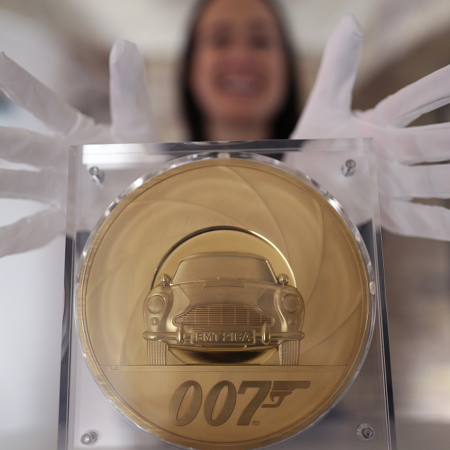 UK unveils 7 kg gold James Bond coin - CGTN