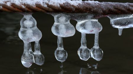 Gourd-shaped icicles in NE China's Songhua River - CGTN