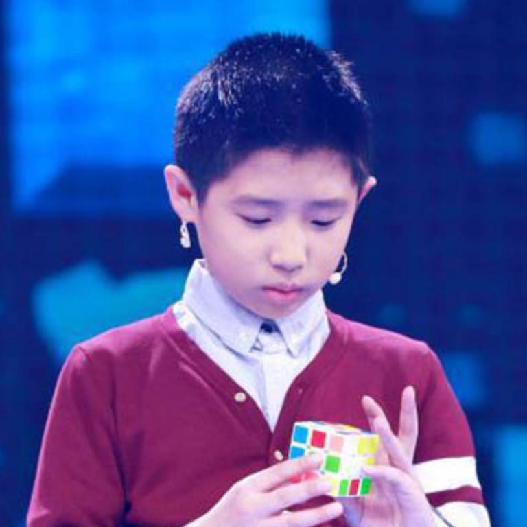 Teenager breaks world Rubik's cube juggling record - CGTN