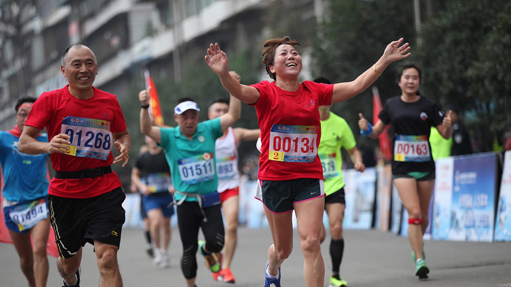 Live: Run to 2018! China-Myanmar cross-border marathon - CGTN