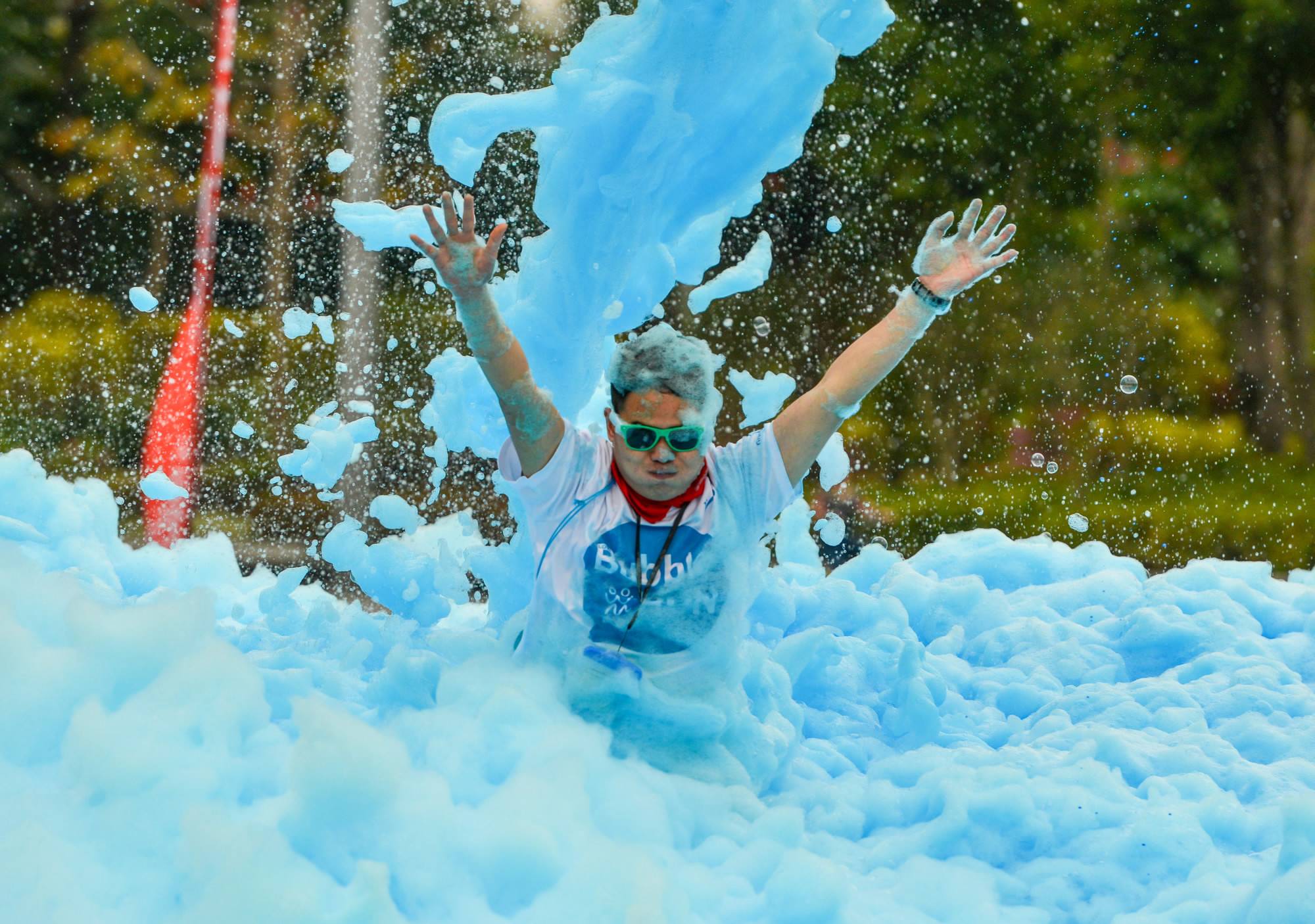 Good clean fun: Shenzhen running race soaks competitors in soapy ...