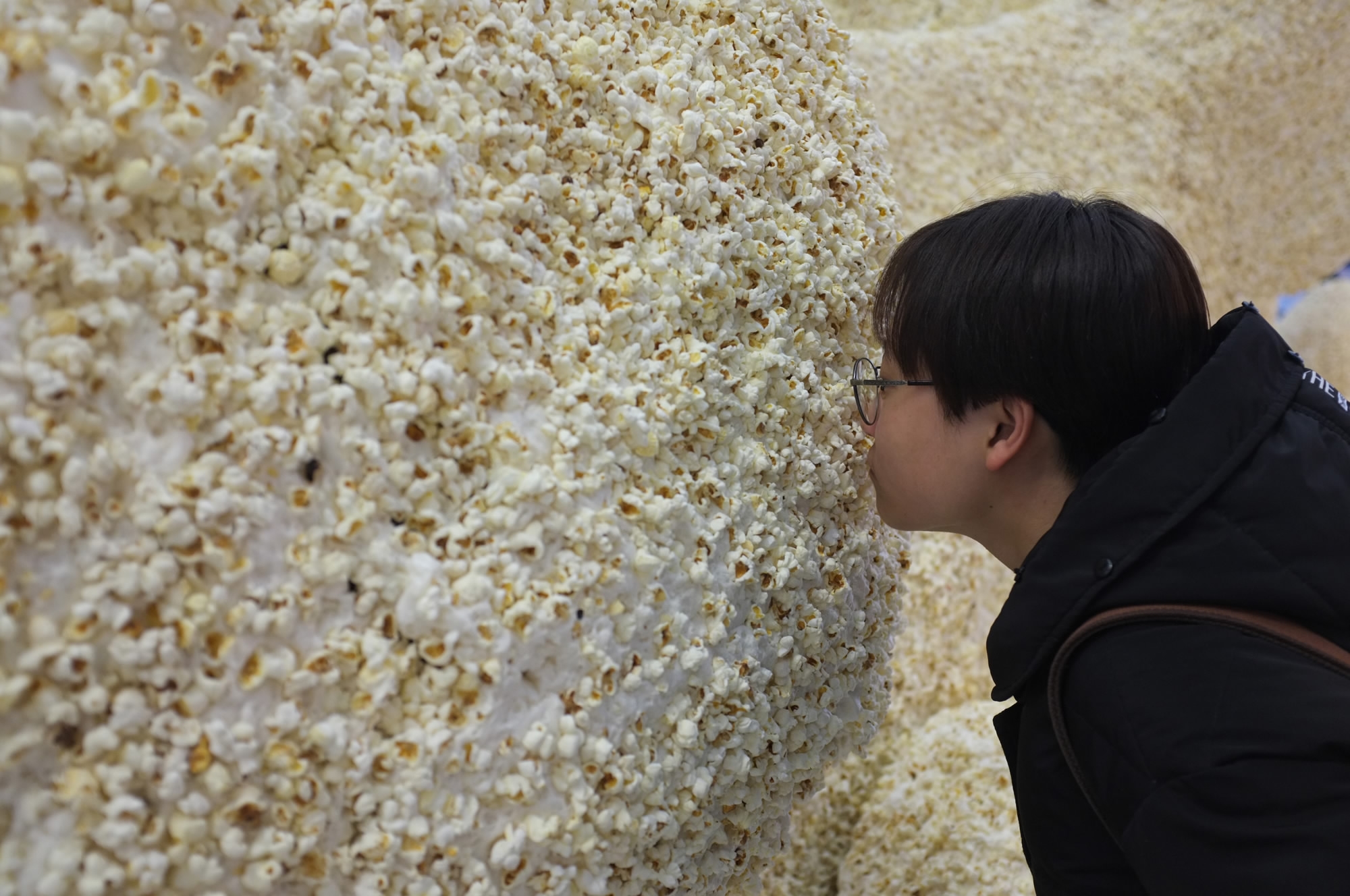 Art installation made of popcorn keeps visitors' mouths watering - CGTN