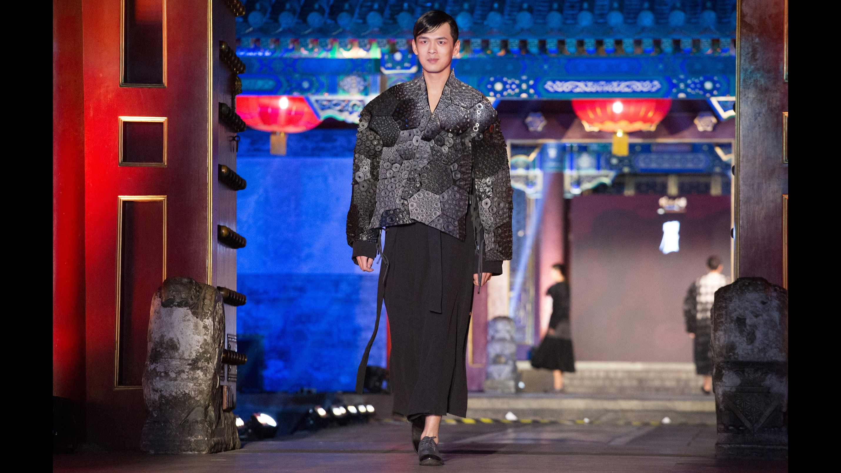 Fashion show revives Chinese traditional embroidery - CGTN