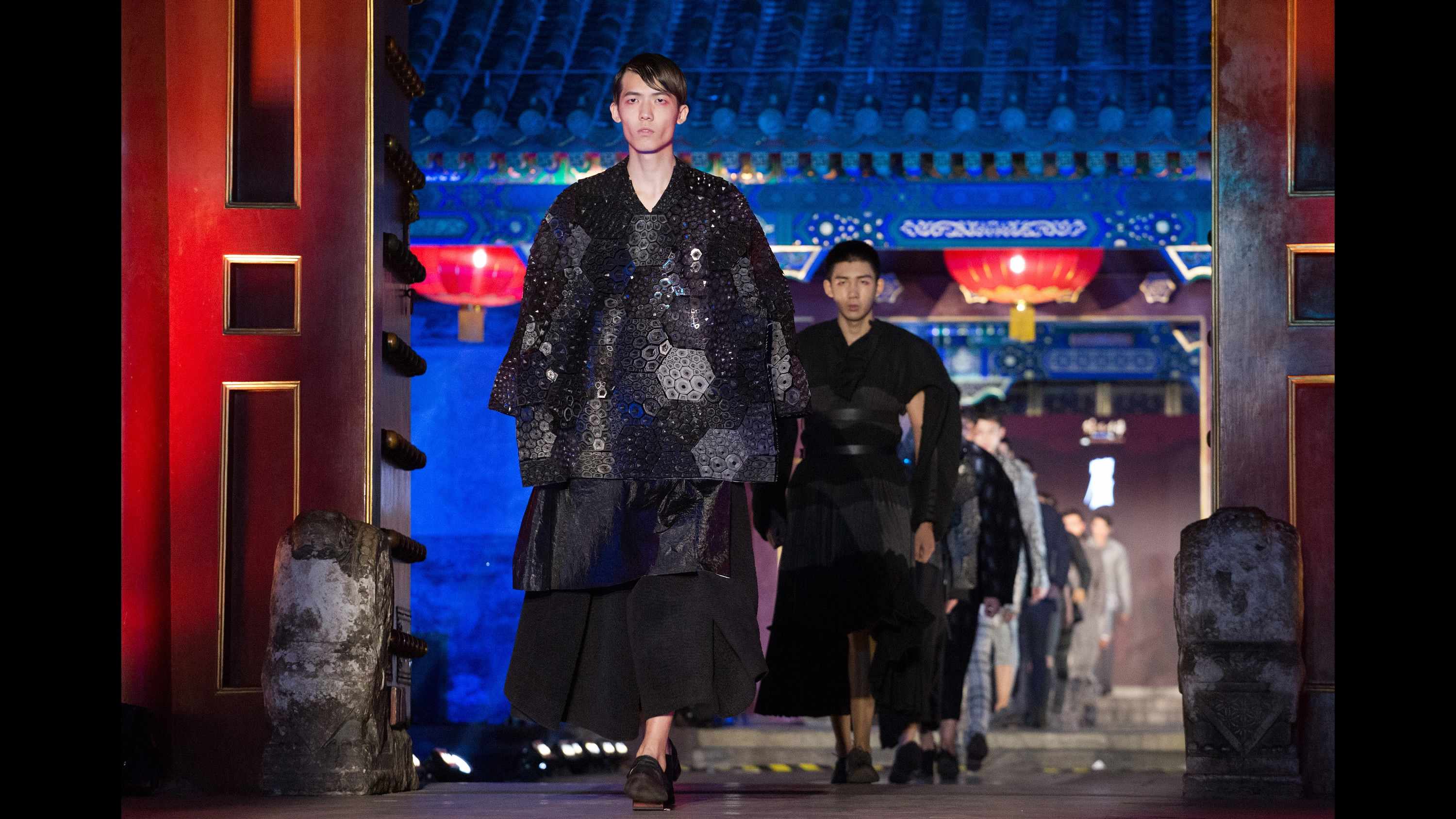 Fashion show revives Chinese traditional embroidery - CGTN