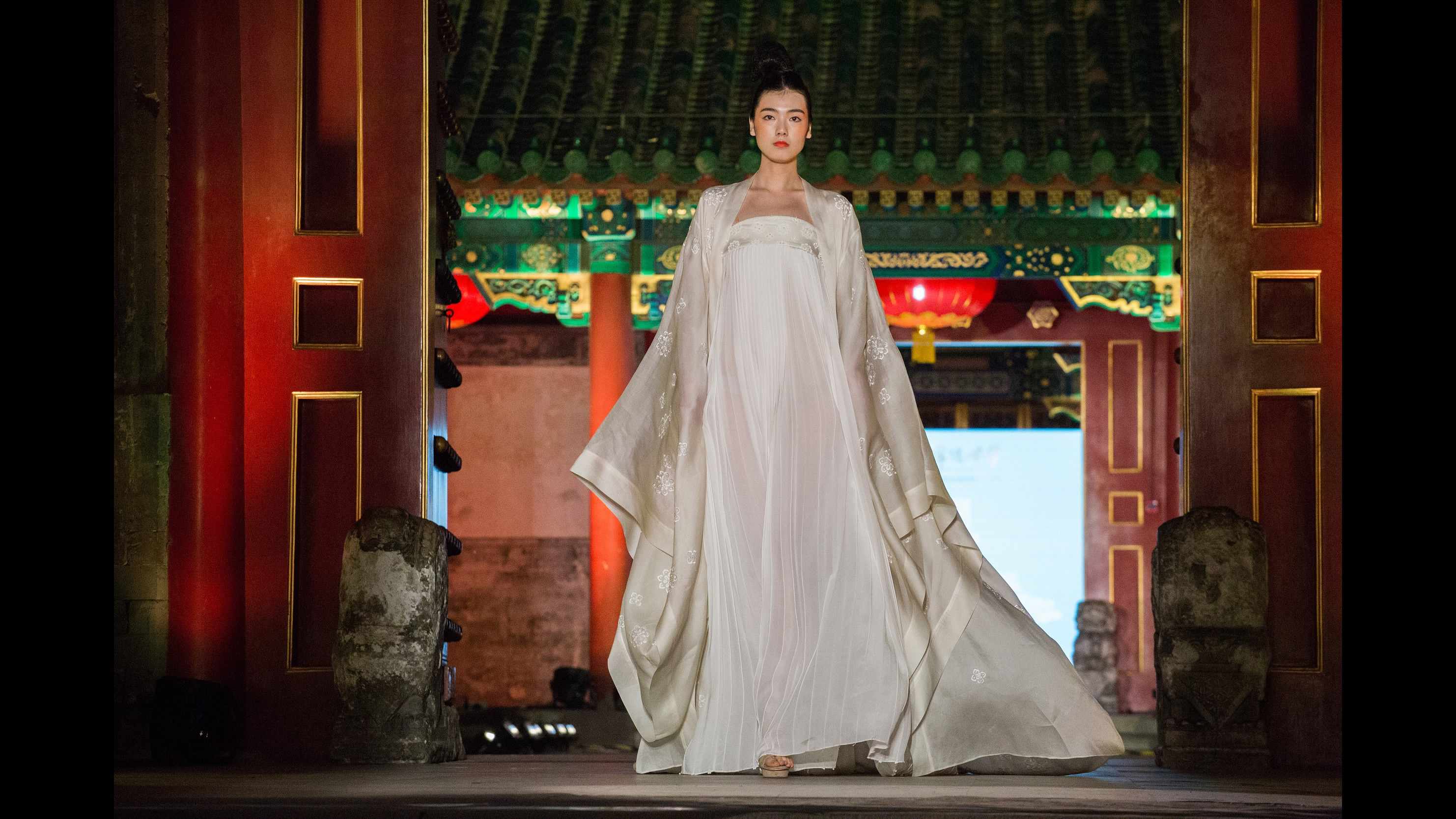 Fashion show revives Chinese traditional embroidery - CGTN