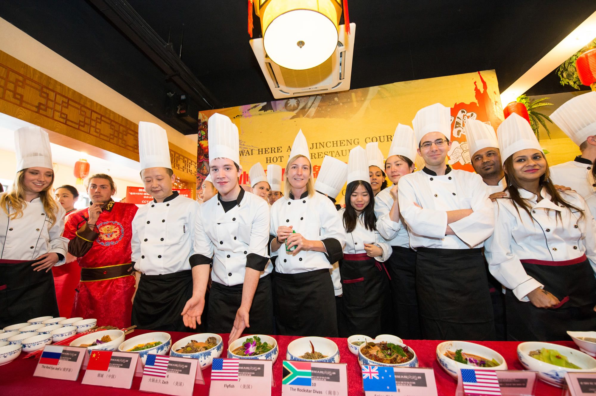 Foreign foodies try to make Chinese spicy hot pot for the first time - CGTN