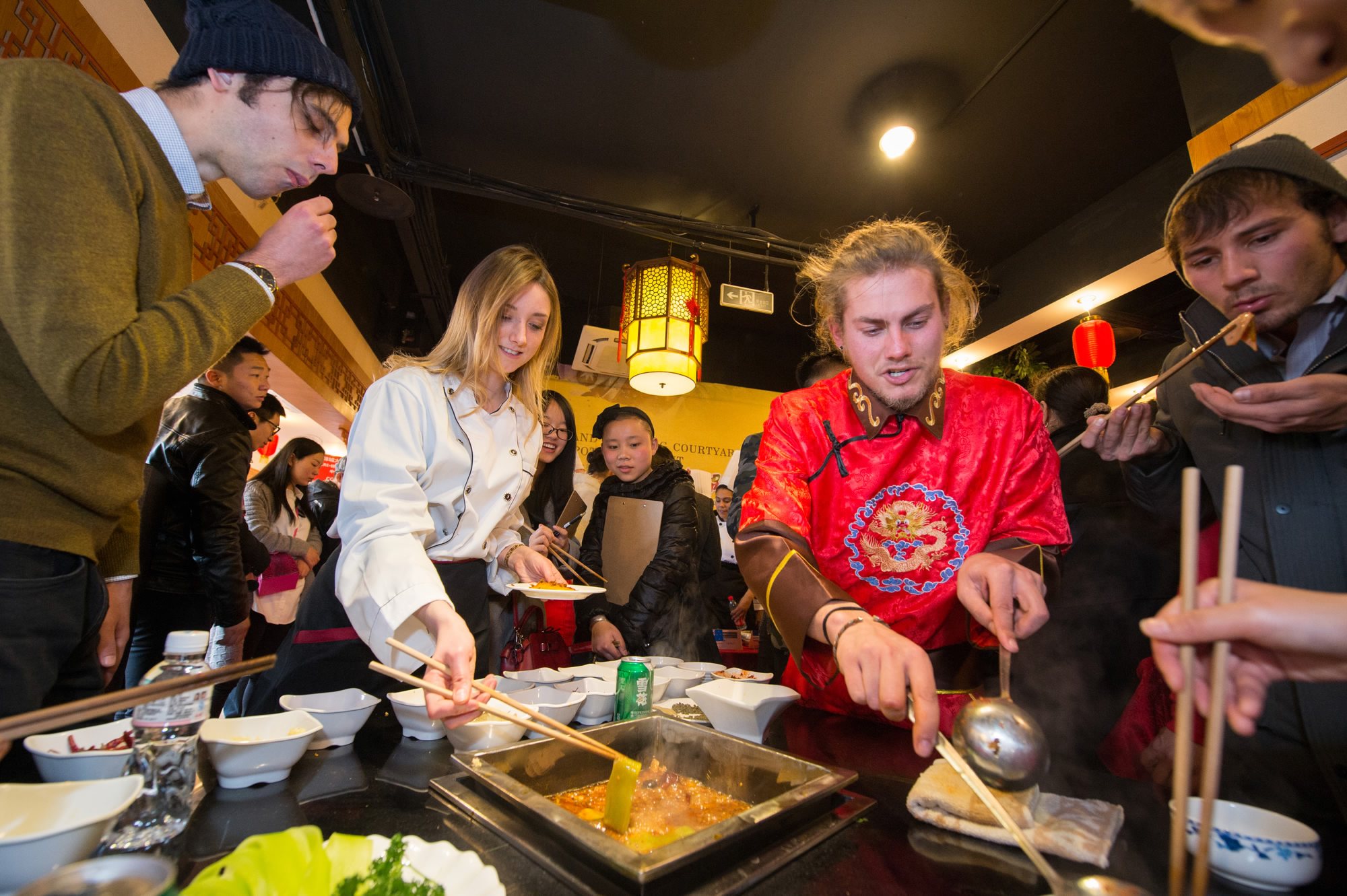 Foreign foodies try to make Chinese spicy hot pot for the first time - CGTN