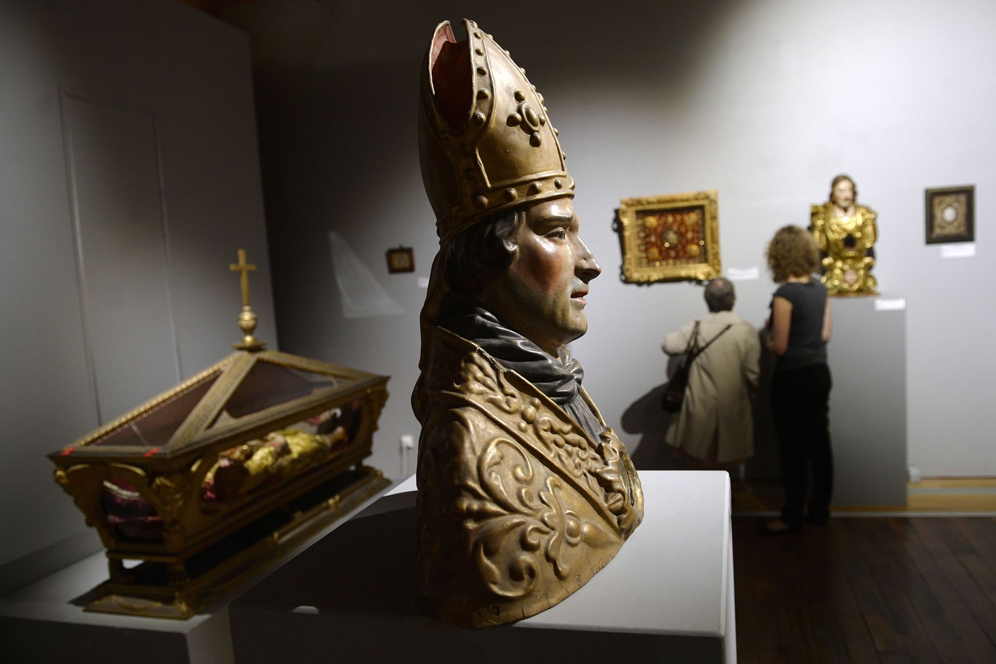 19th century jewel-encrusted crown stolen from French museum - CGTN