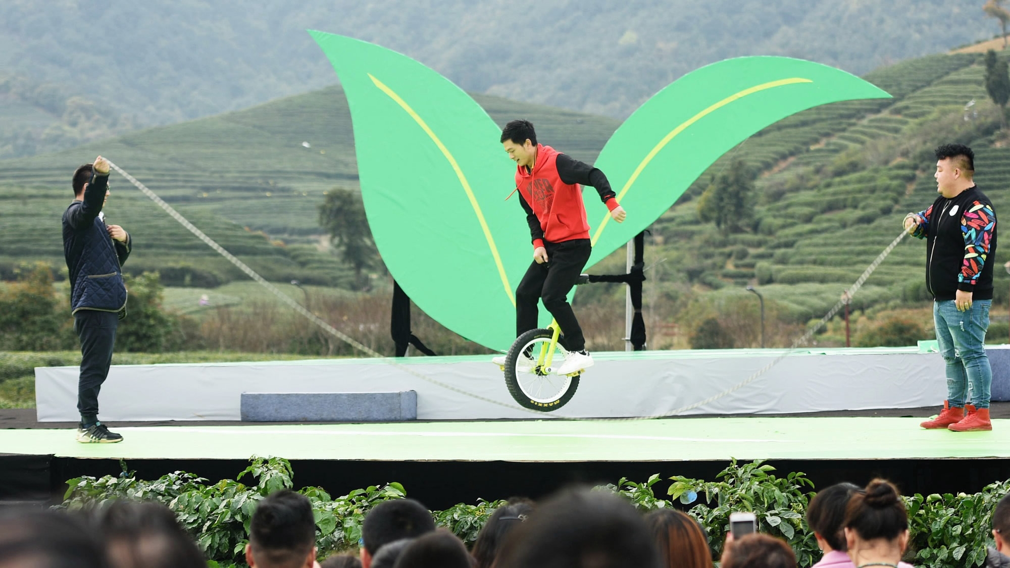 Unicyclist performs record-breaking feat in east China - CGTN