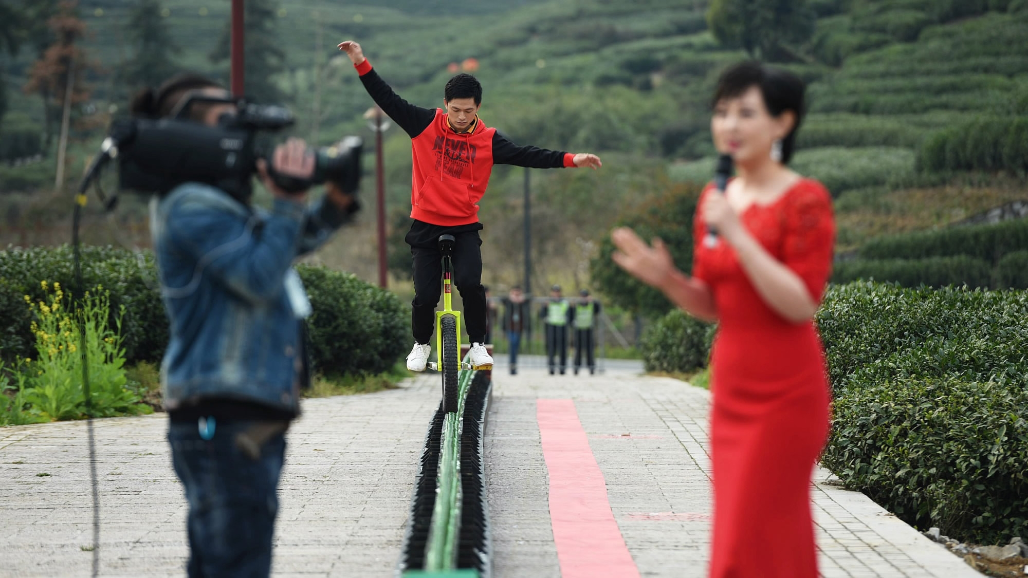 Unicyclist performs record-breaking feat in east China - CGTN