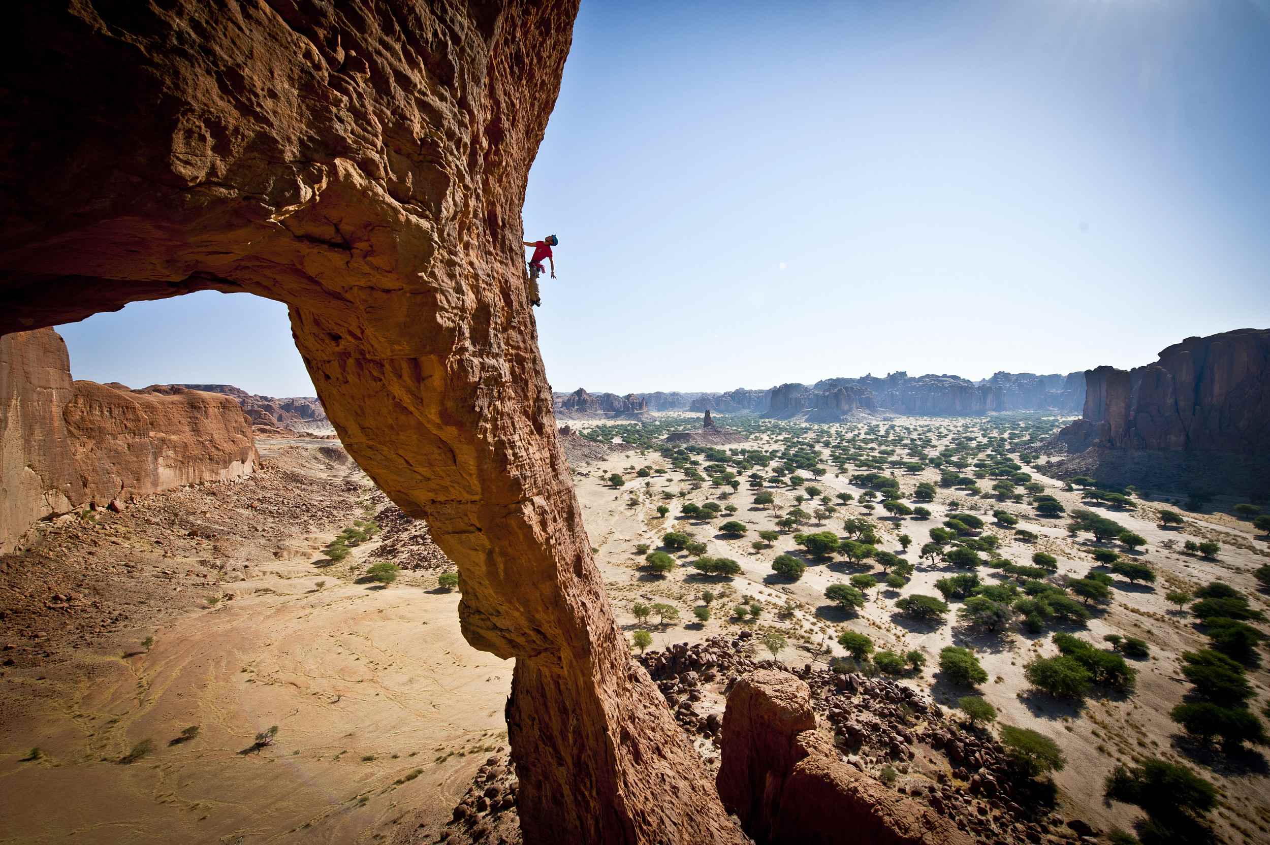 Don't look down! US climber scales 900-meter-high wall with no harness ...