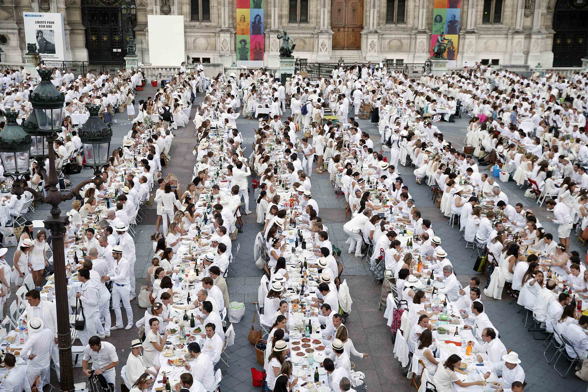 Feast in white: World’s most secret dinner helps friends reconnect - CGTN