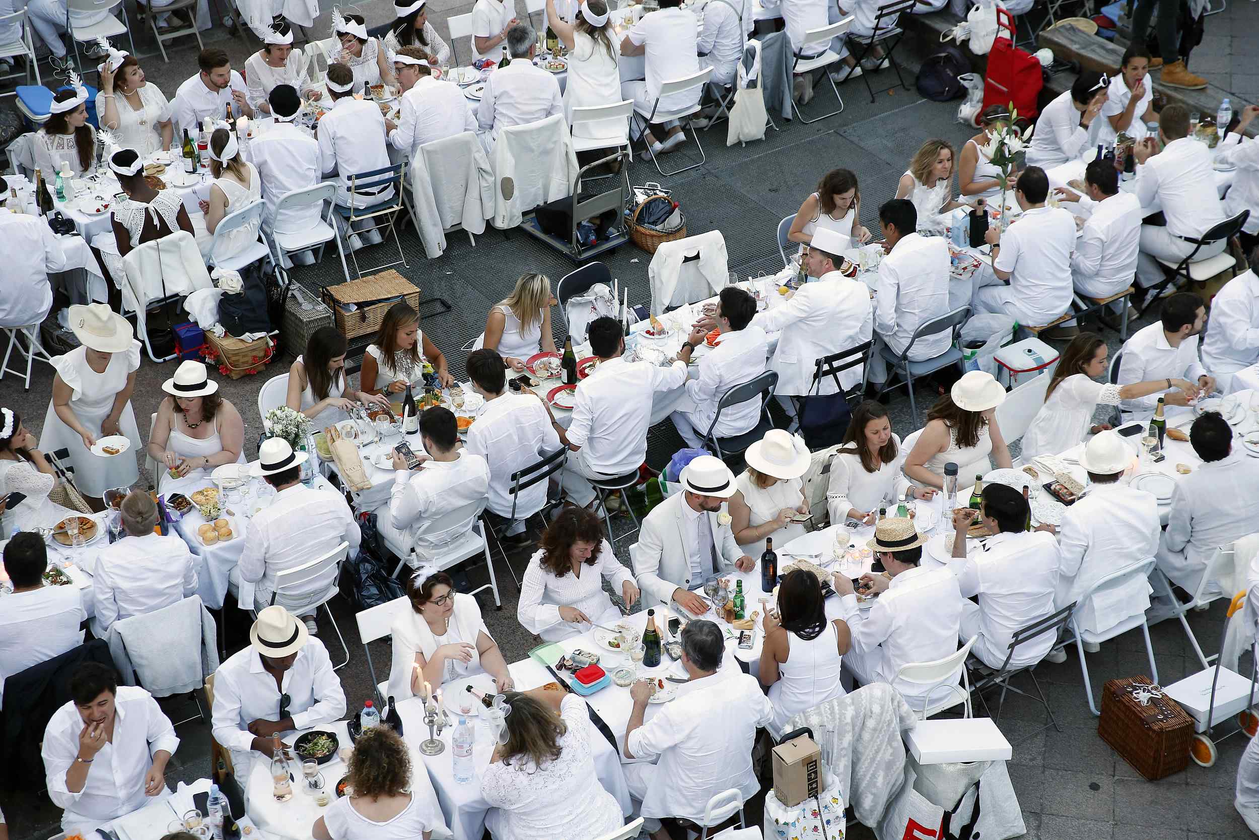 Feast in white: World’s most secret dinner helps friends reconnect - CGTN