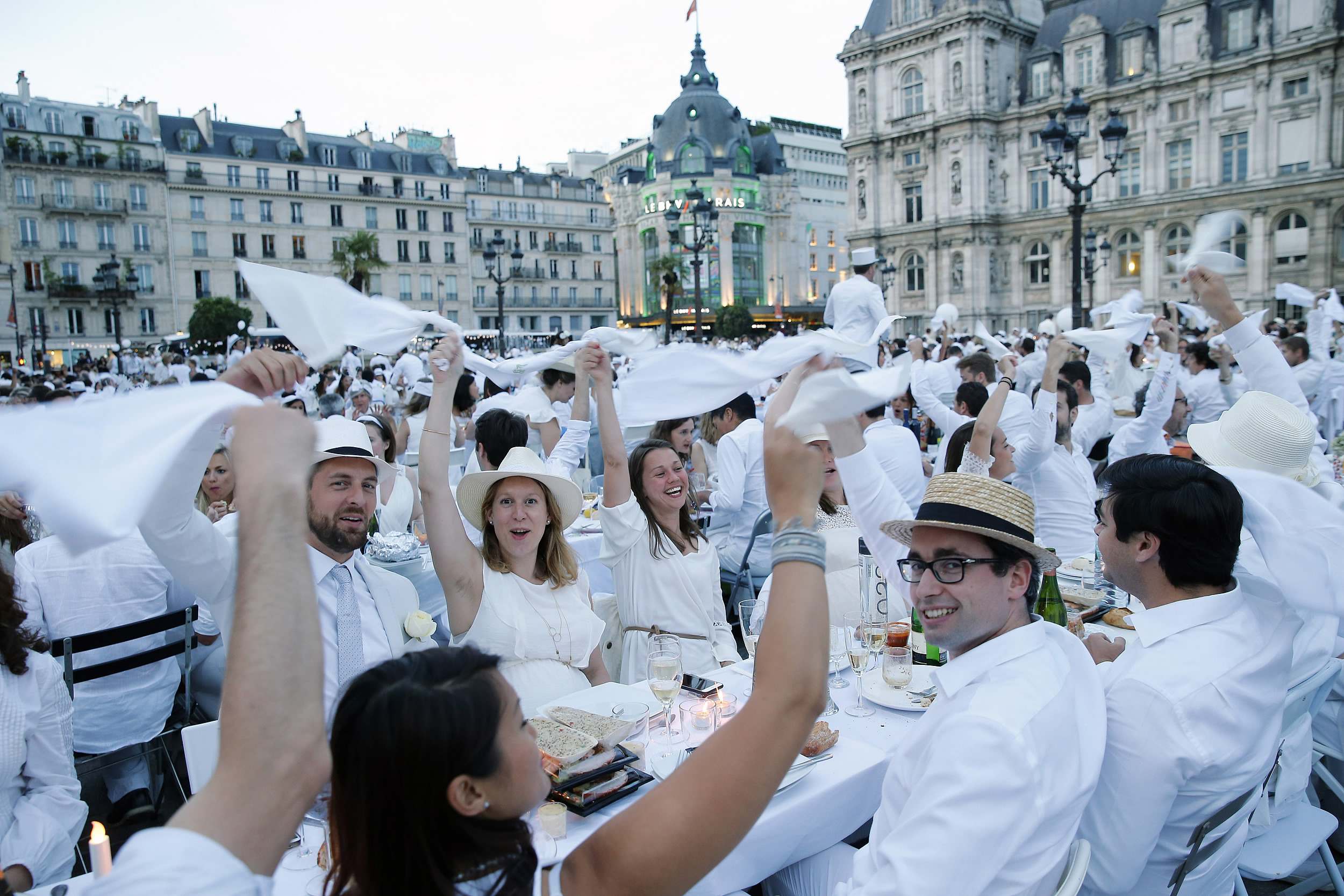 Feast in white: World’s most secret dinner helps friends reconnect - CGTN