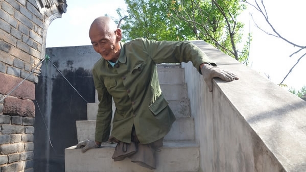 Man without legs supports family for over 40 years - CGTN