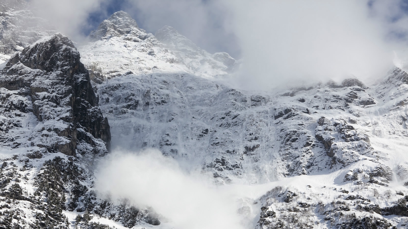 Three killed in avalanche in the French Alps - CGTN