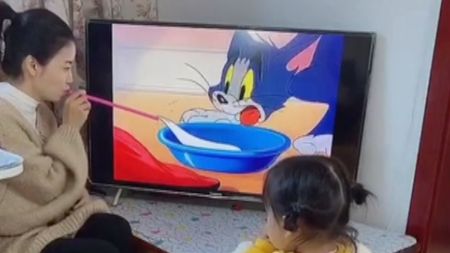 Mom interacts with 'Tom and Jerry' on TV to entertain daughter - CGTN