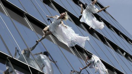 Vertical performance marks opening of new 100-floor sky deck in NYC - CGTN