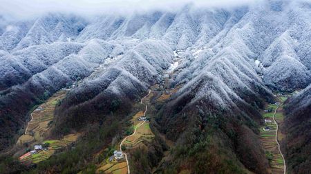 Central China's Daba Mountains get a snowy look - CGTN