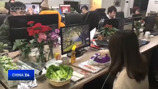 ’Office Chef‘: China's latest online star cooks with everyday office ...