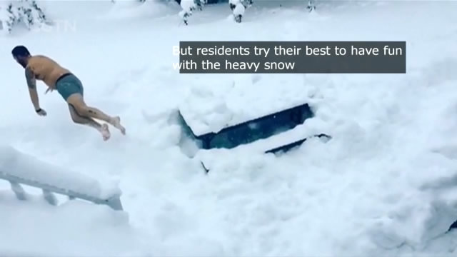 Extreme Weather in the US: Residents and dogs make the most of epic ...